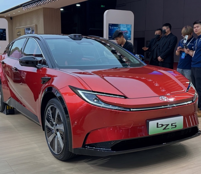 Toyota chính thức ra mắt mẫu SUV điện đẹp long lanh giá 414 triệu đồng: Dân tình đổ xô mua vì quá rẻ